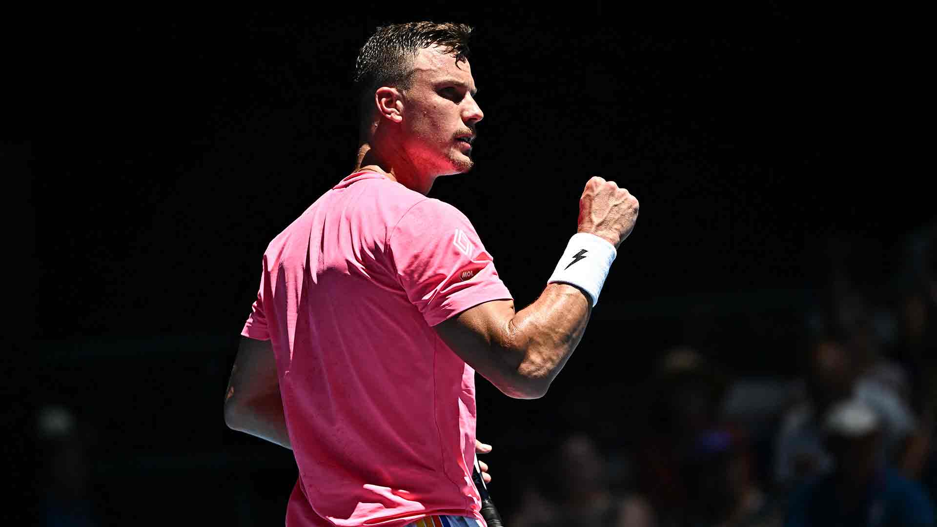 Marton Fucsovics roza la perfección ante Bautista en Doha | ATP Tour ...