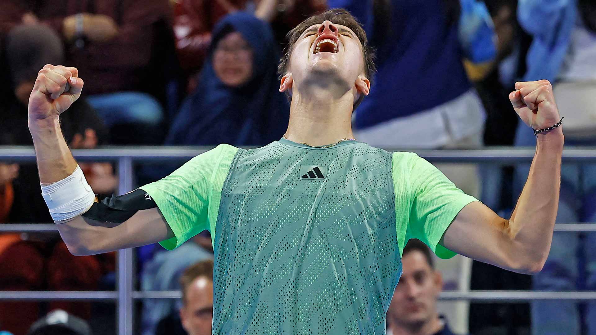 Jakub Mensik beats Andy Murray in Doha marathon | ATP Tour | Tennis