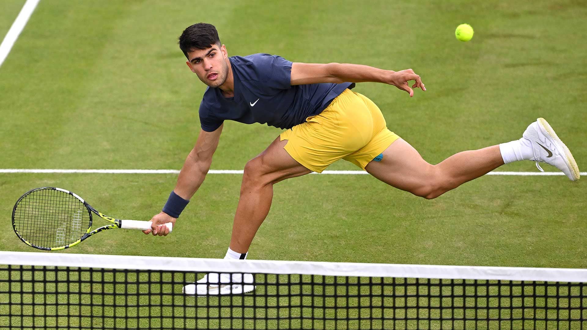 Carlos Alcaraz advances at Queen's Club | ATP Tour | Tennis