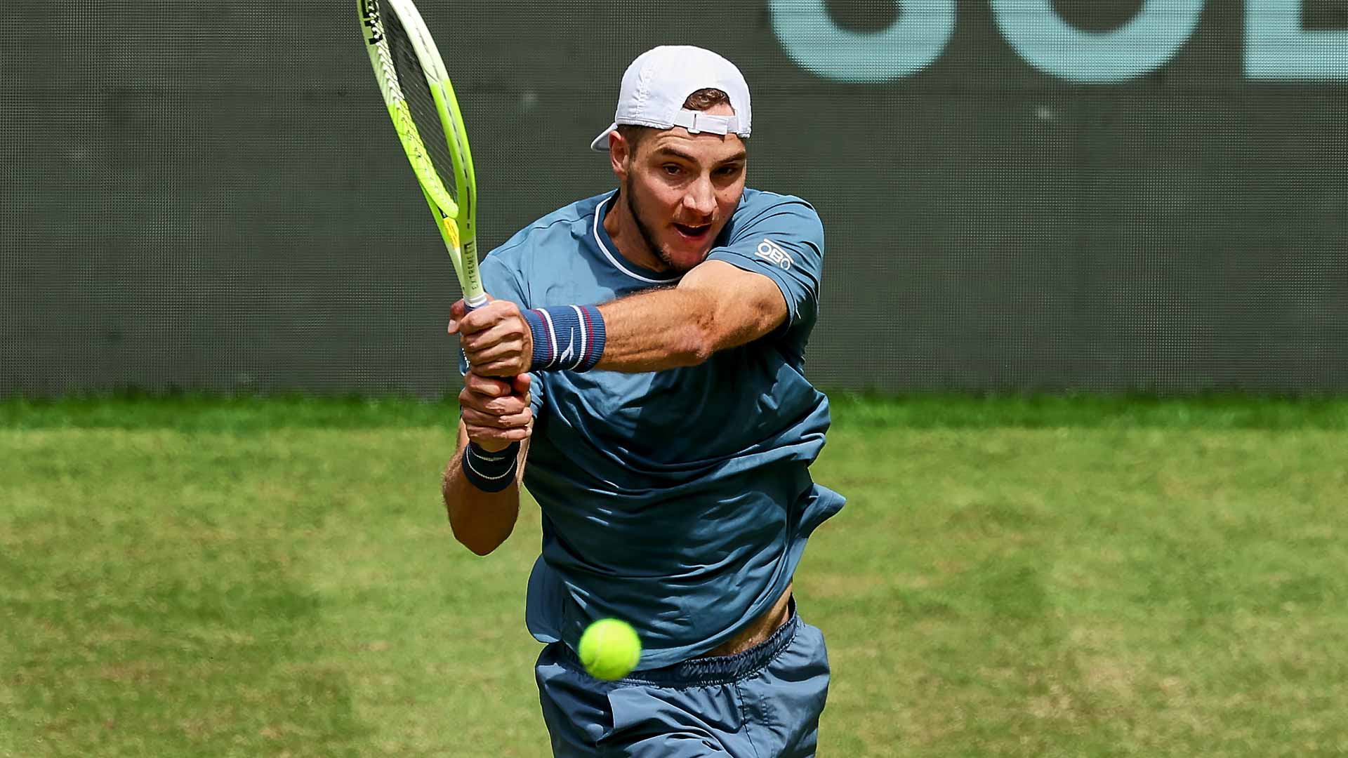 Jan-Lennard Struff upsets Stefanos Tsitsipas in Halle | ATP Tour | Tennis