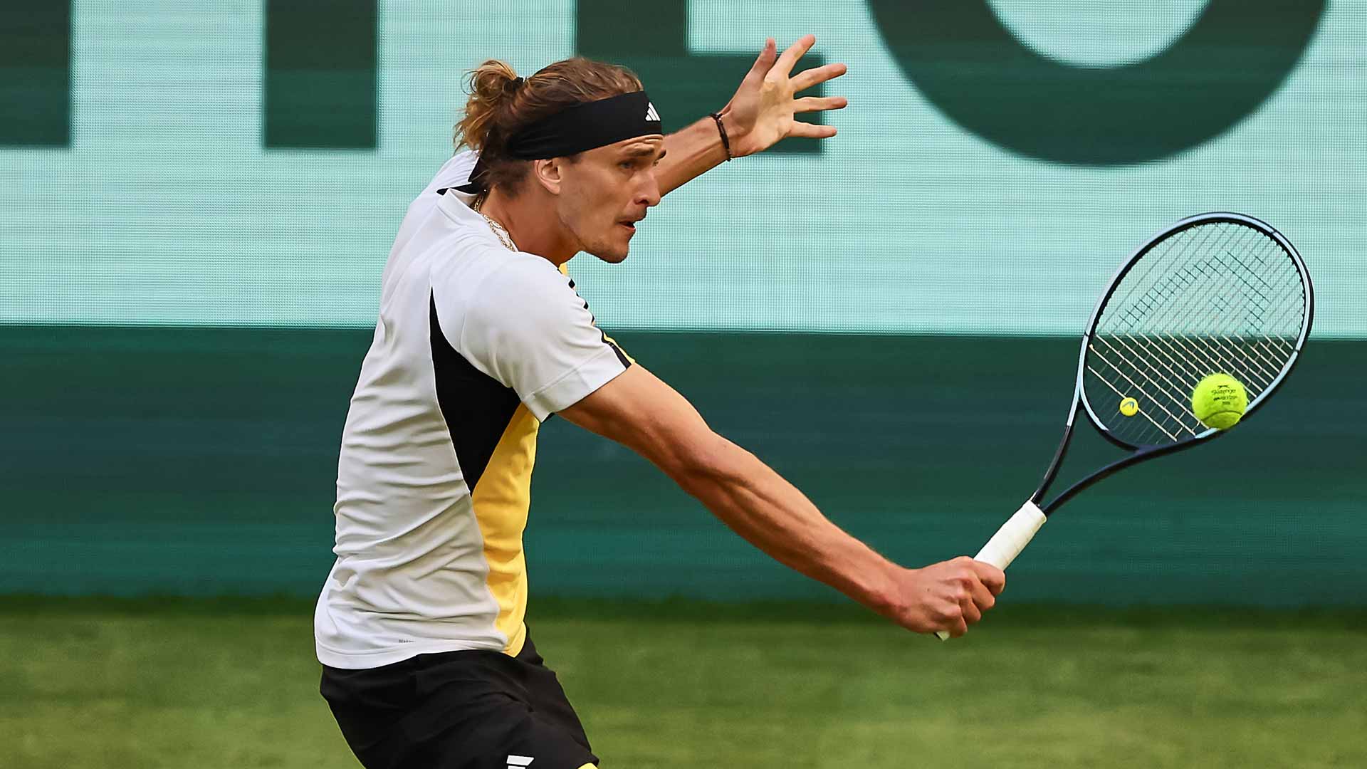 Alexander Zverev beats Arthur Fils in Halle QFs | ATP Tour | Tennis