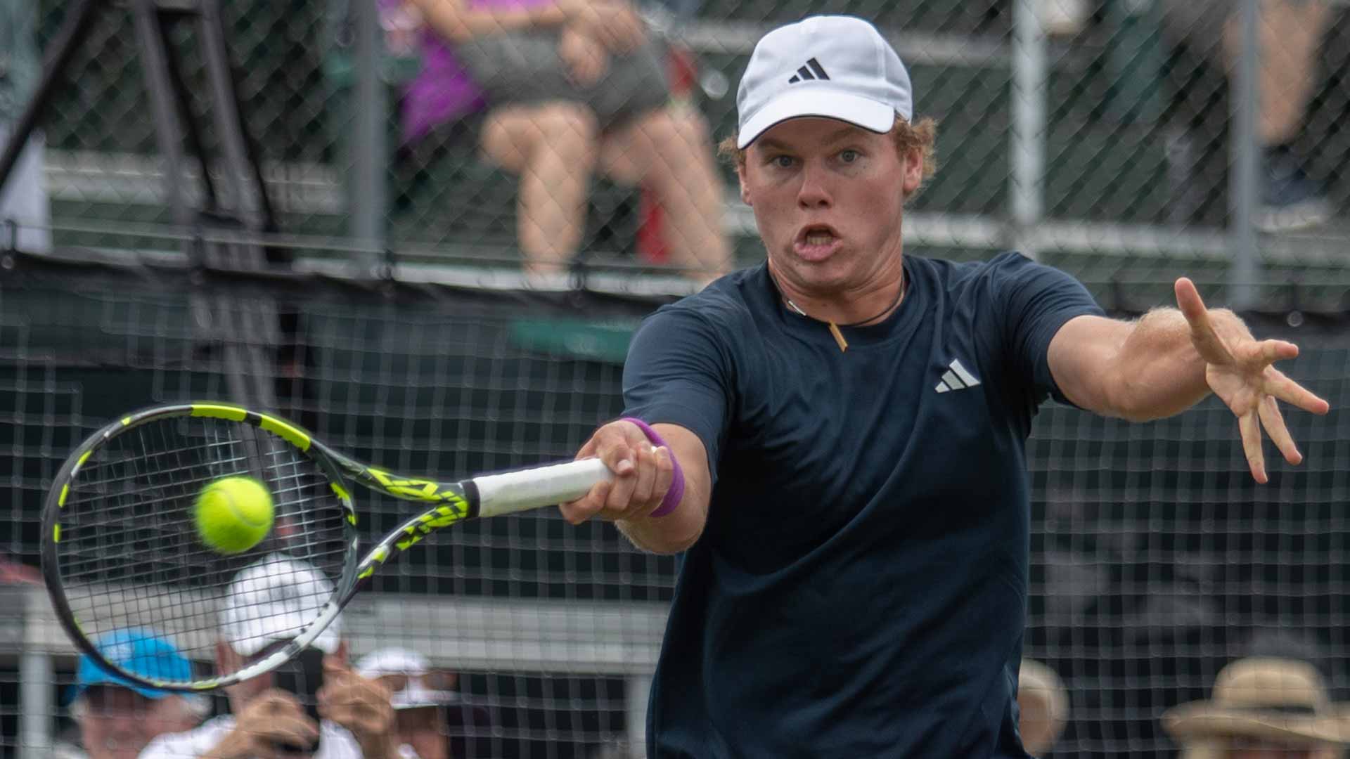 #NextGenATP Alex Michelsen 'weasels' into Newport QFs | ATP Tour | Tennis