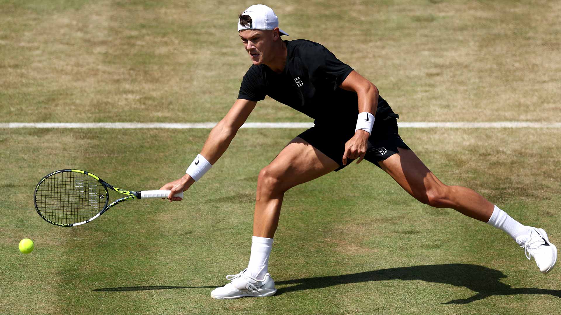 Holger Rune makes fast start in Queen's Club opener | ATP Tour | Tennis