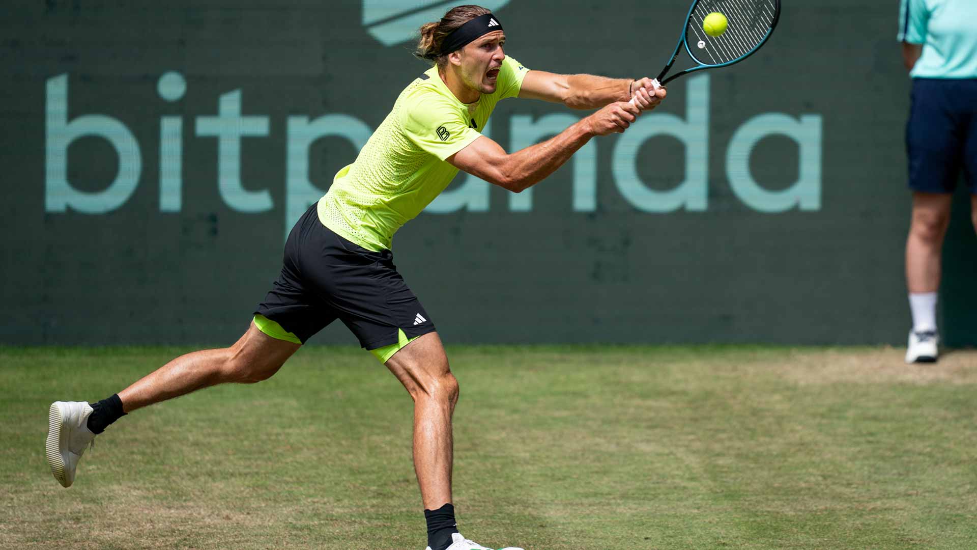 Alexander Zverev downs Marcos Giron in Halle | ATP Tour | Tennis
